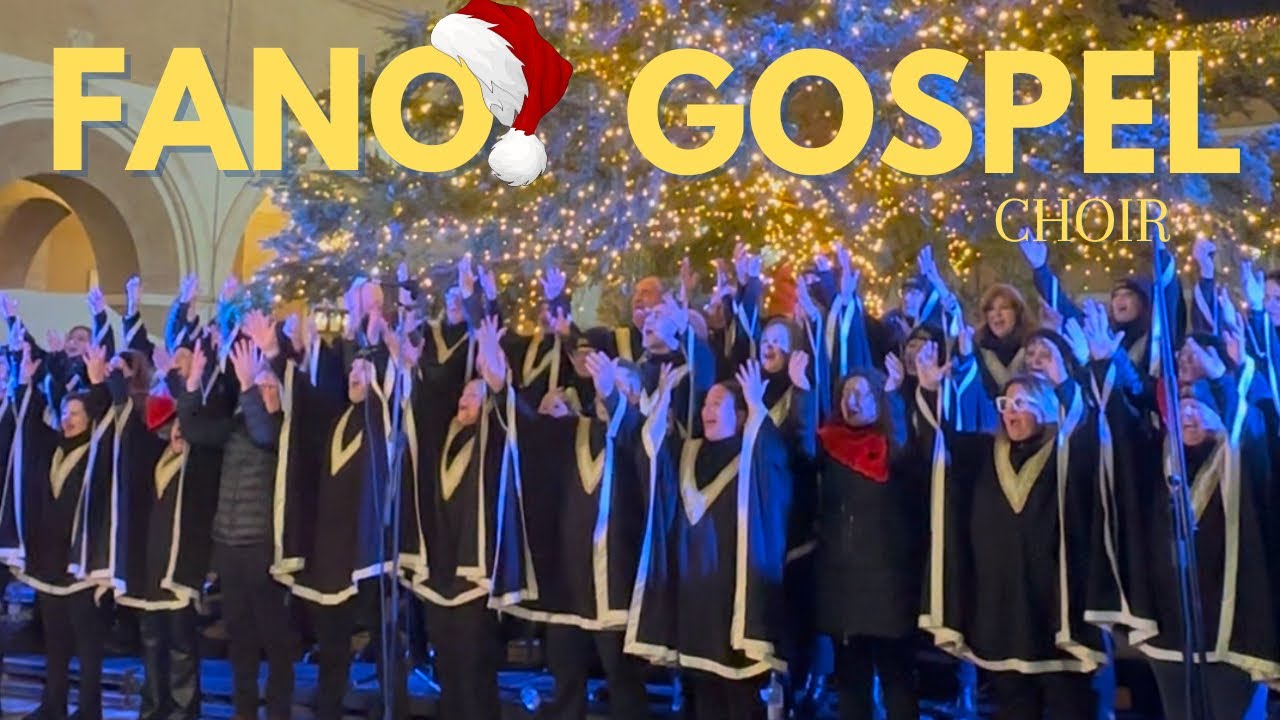CORO GOSPEL SI ESIBISCE SOTTO UN ALBERO DI NATALE LUCCICANTE IN UNA ...