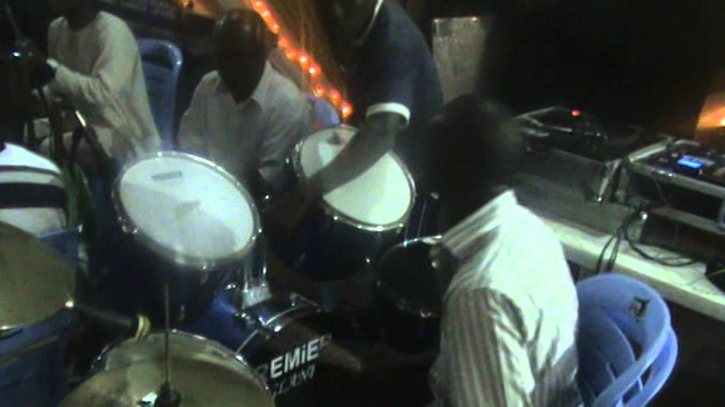 Spraying money in Nigeria - YouTube