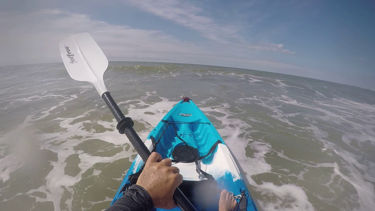 GOPR0721 Correr olas en Kayak - YouTube