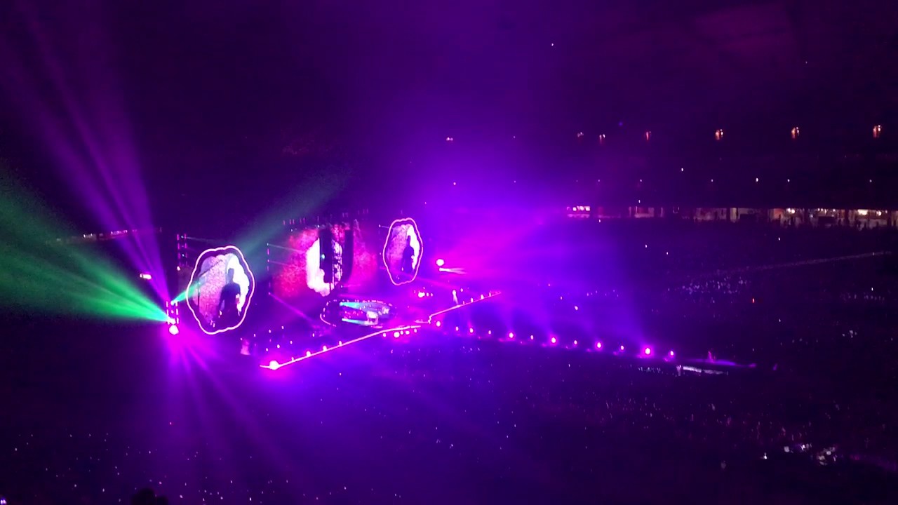 Coldplay - Paradise Live in Singapore 2017 - YouTube