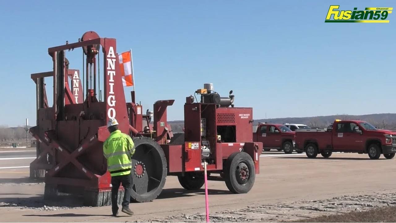 Antigo 8600 Badger Breaker performs concrete destruction of us military ...