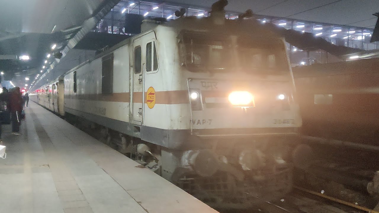 11058 Amritsar - Mumbai CSMT Pathankot Express Entering New Delhi ...