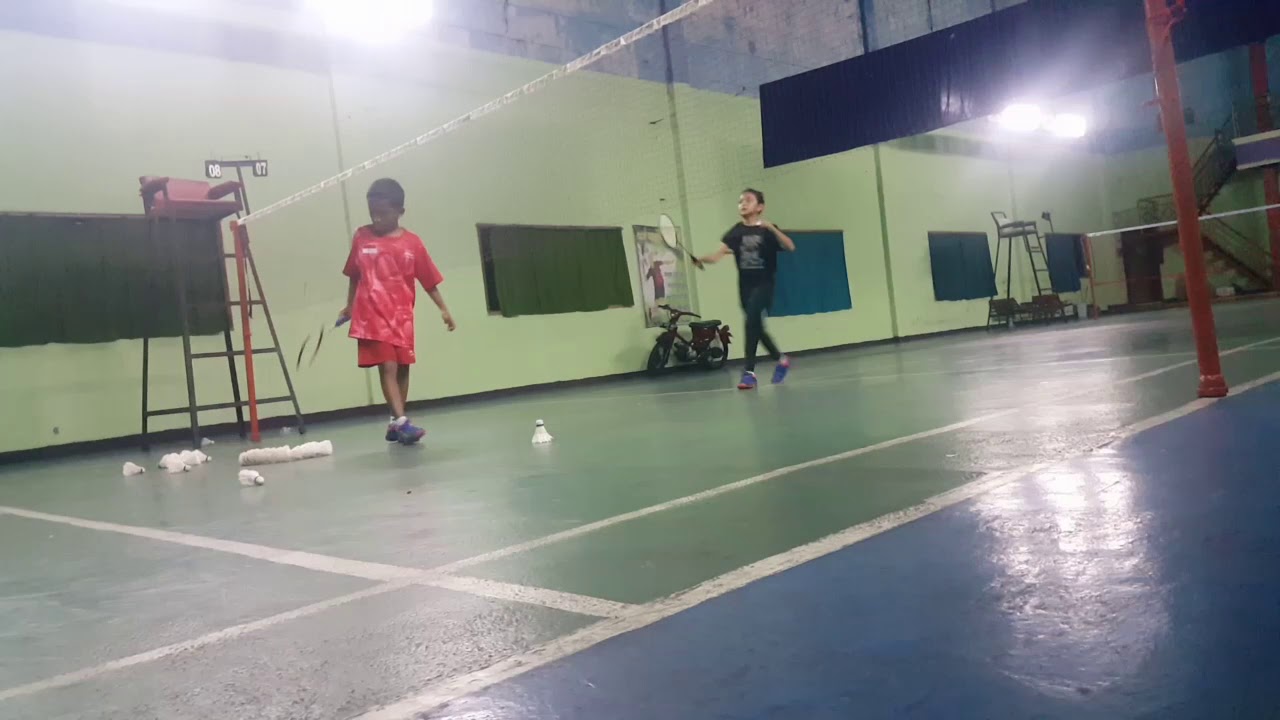 Training Badminton for Children - YouTube