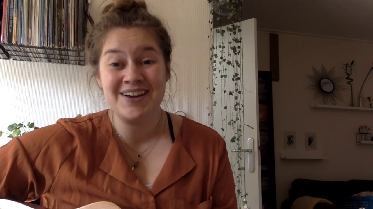 Juf Milou Zingt: Rupsje Nooitgenoeg (OB) - YouTube