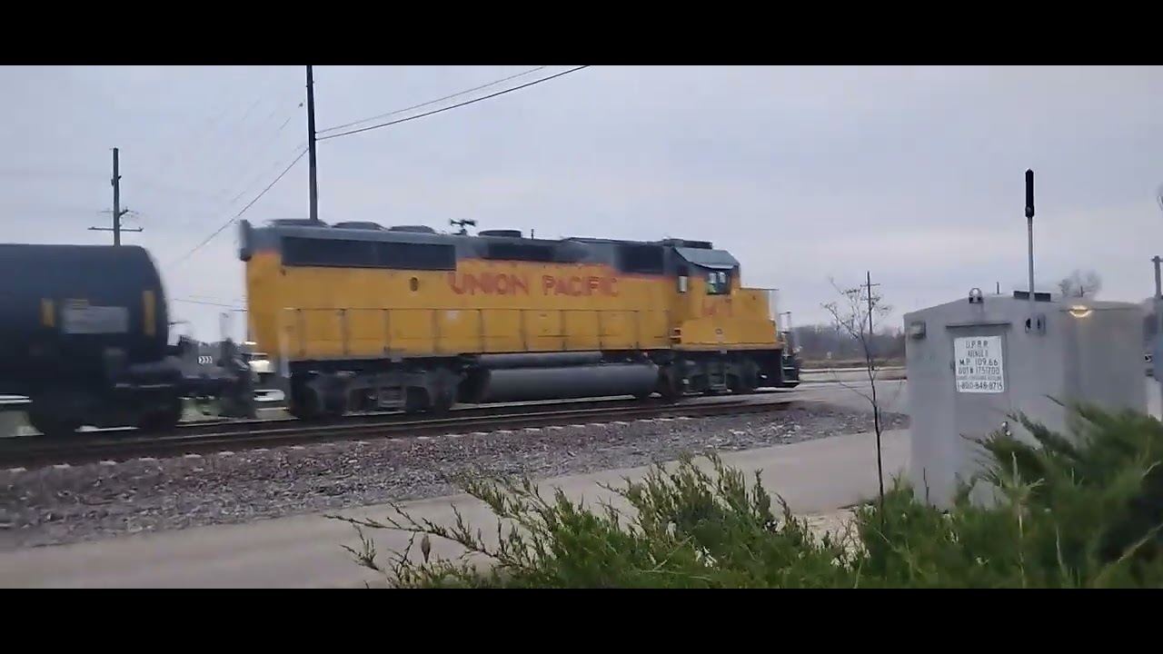 A Repainted/Rebuilt Ex-SP GP40 Leads L-PG04! - YouTube