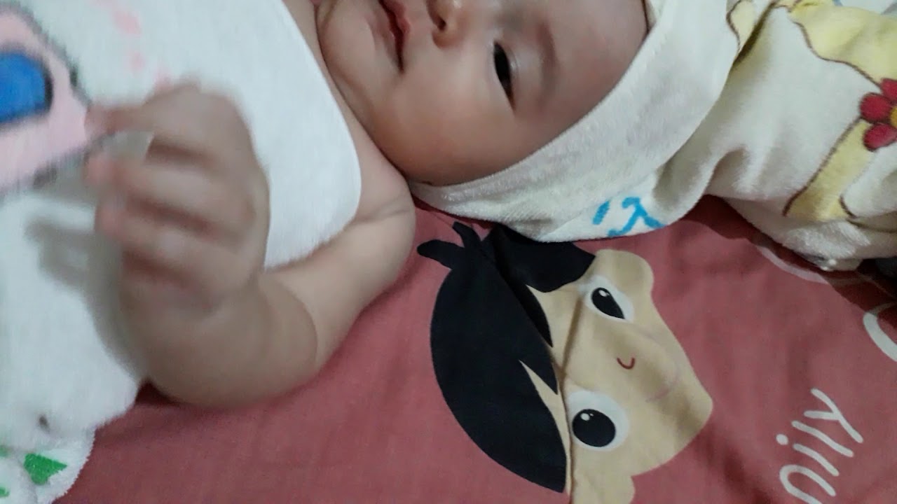 Bayi 3 bulan mandi pakai handuk lucu - YouTube