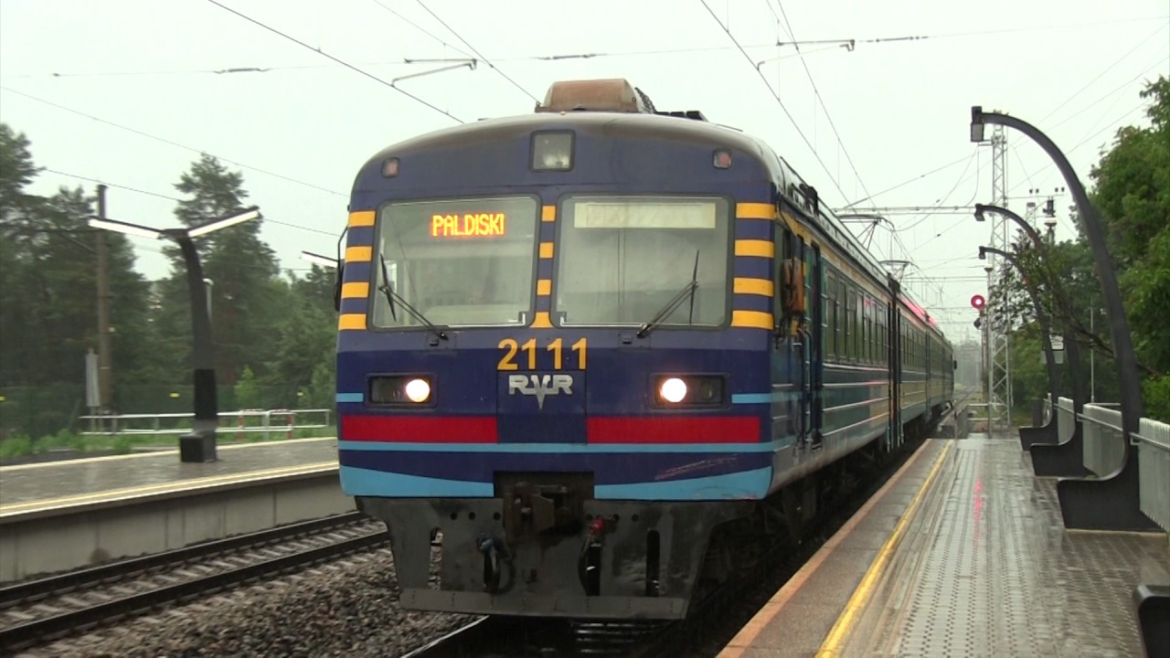 Электропоезда ЭР2-1032 и ЭР12-6001 на ст. Пяэскюла / ER2-1032 and ER12 ...