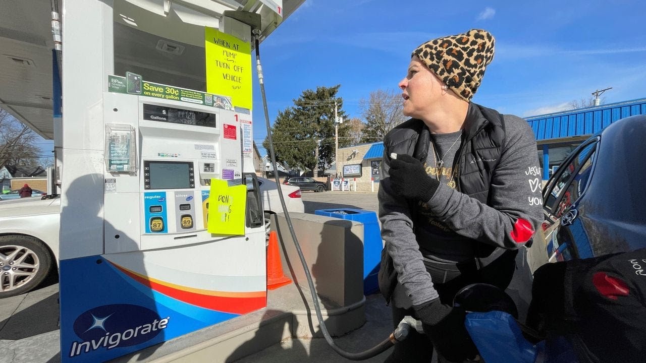 ‘Happy Gas Giving,’ gives away free gas in Fostoria - YouTube