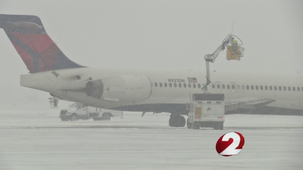 Keeping the airport operating in cold, snowy weather - YouTube