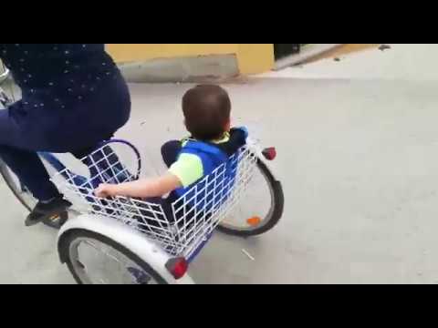 Çınar Alp Ulvi abisinin bisikletinin sepetine bindi 🚴‍♀️ birlikte çok eğlendiler.