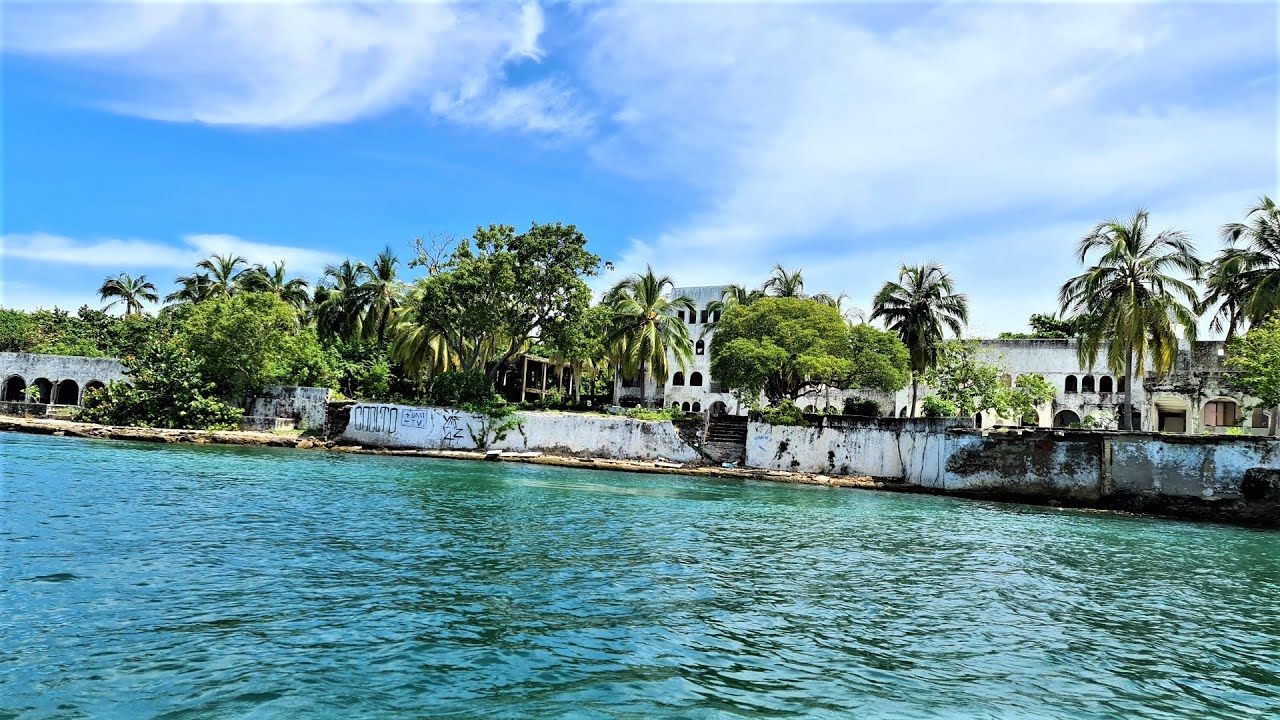 Pablo Escobar Sunk Plane & Houses - Rosario Islands - Colombia - YouTube