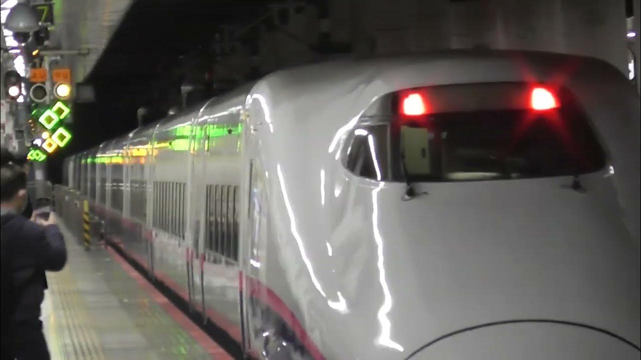 上越新幹線とき311号新潟行 E2系J61編成 上野駅通過 - YouTube
