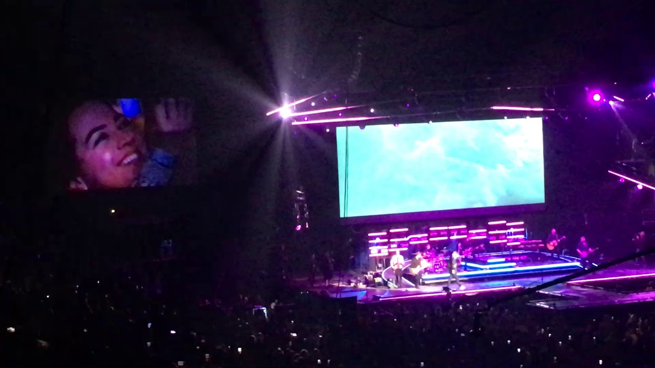 Kane Brown “What Ifs” - LIVE in Los Angeles - YouTube