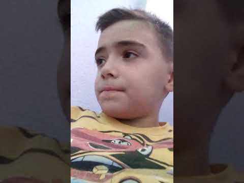 Deminden beri bana bakıyor kız