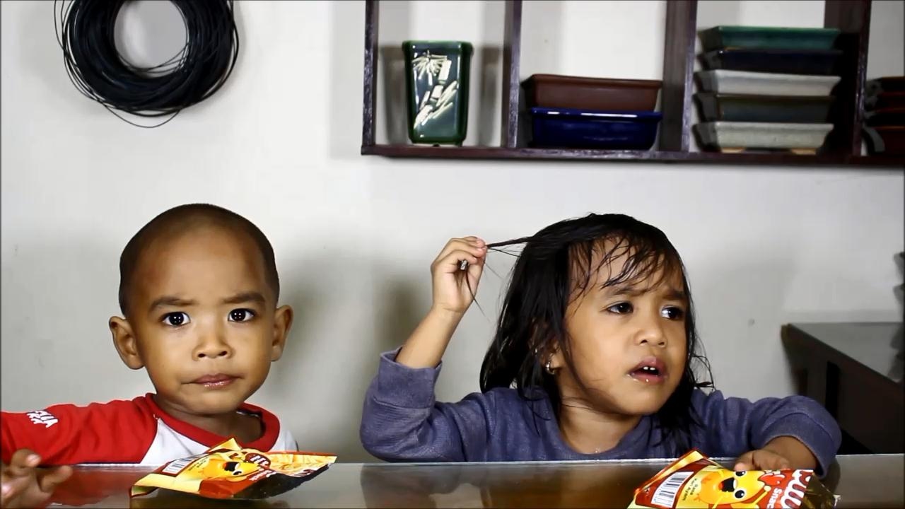 Kepedasan Makan Mumu Snack Rasa Ayam Goreng Pedas - YouTube