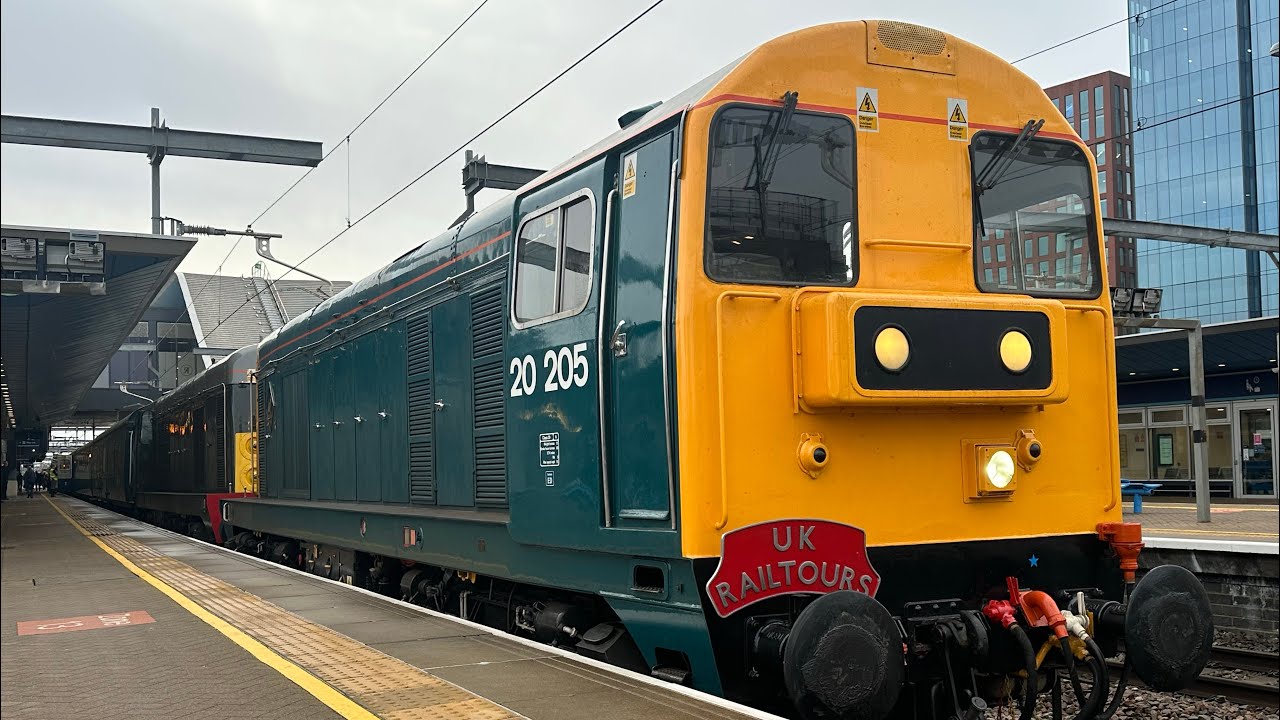 Class 20 take over ! 20205, 20007 and 20142 erupts out of Reading 22/02 ...