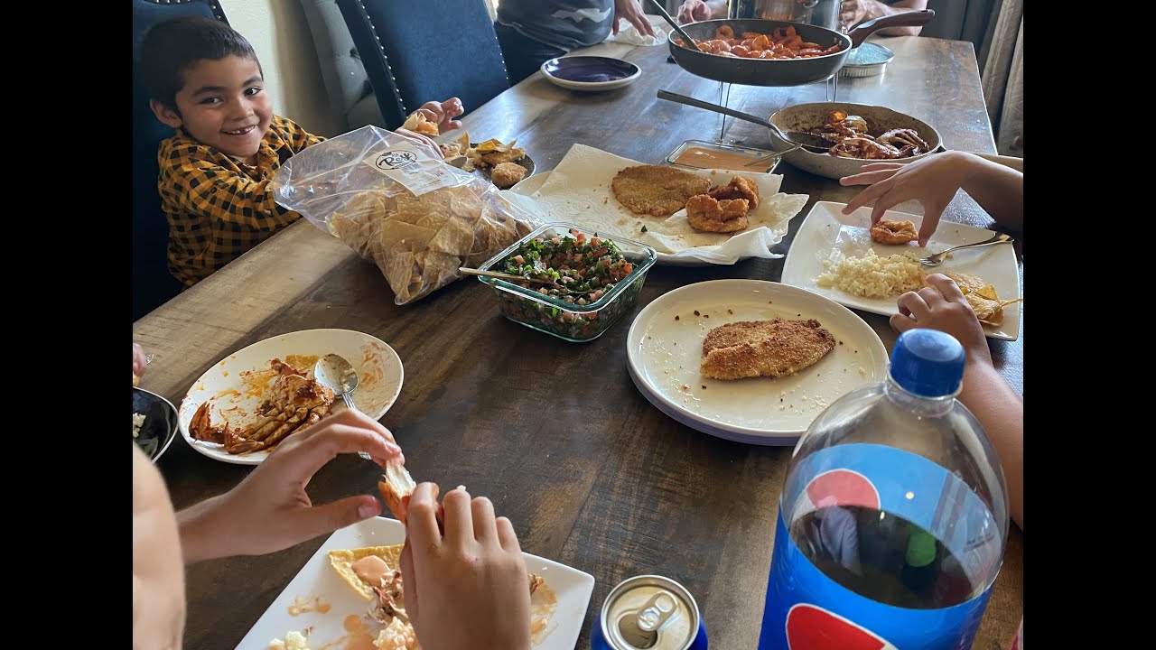 Preparando Mariscos 🦀🦐🍤 comiendo en familia en casa 🏠 - YouTube