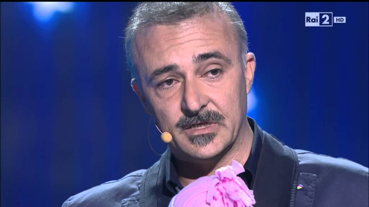 Paolo Caiazzo / Papà e bambolotto - Made in Sud 19/04/2016 - YouTube