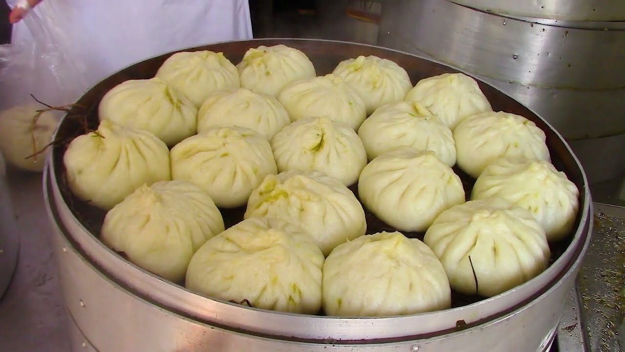 The Unforgettable Street Food of China: Steamed stuffed buns!中国无锡曹张菜场包子店，七八人忙不停，包子个大馅料足好吃不停口 ...