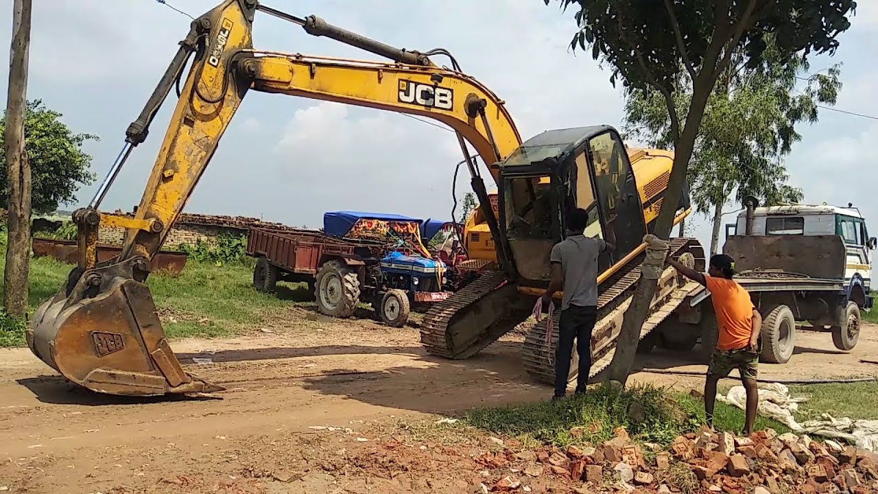 Exclusive Video - JCB Excavator Unloading from a Lorry Truck - YouTube