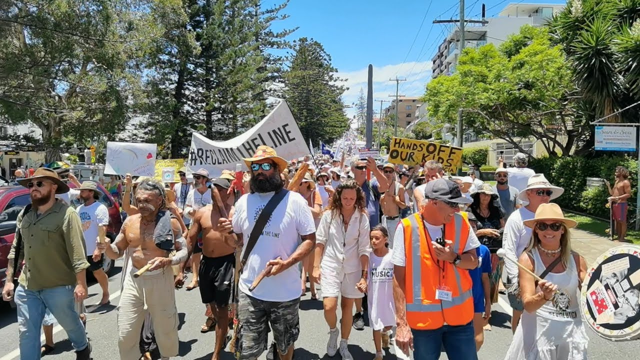 Crowd time-lapse of the QLD/NSW border protest - YouTube
