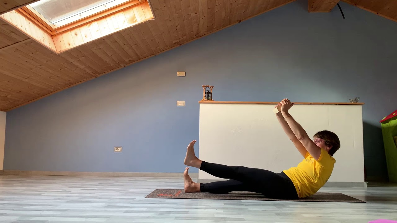 #PilloleDiBenessere Pilates con Libro e gatto! - YouTube