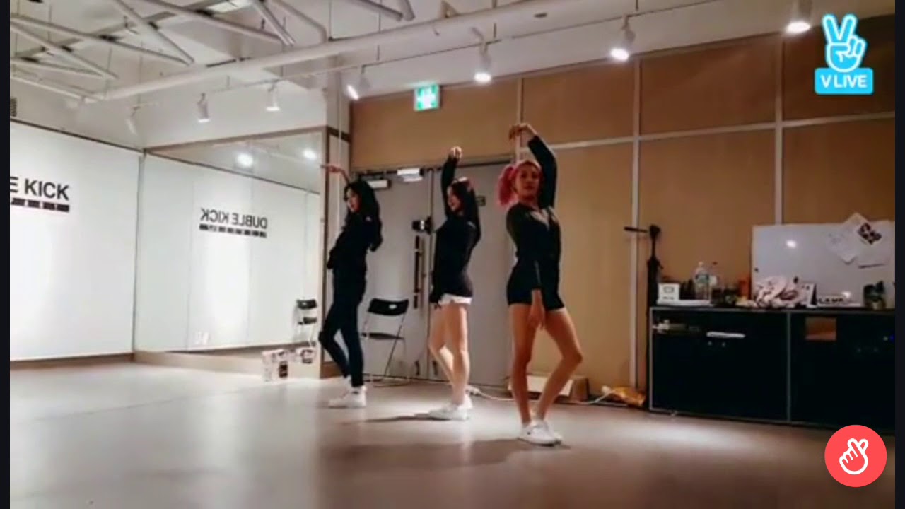 Momoland Dancing Blackpink "PLAYING WITH FIRE/Buljangnam" - YouTube