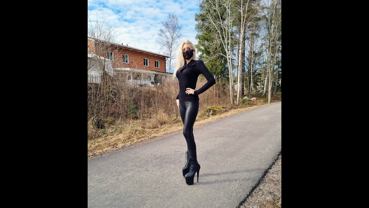 See me walking in high heels (and falling) - YouTube