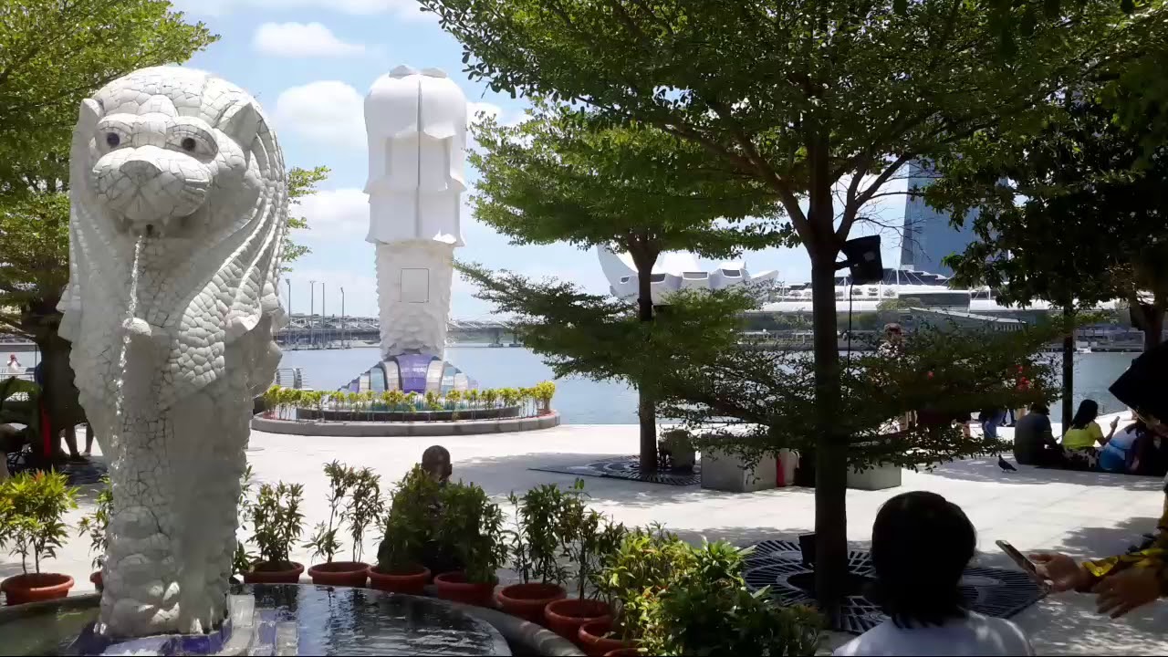 Mini Merlion @Merlion Park Singapore - YouTube