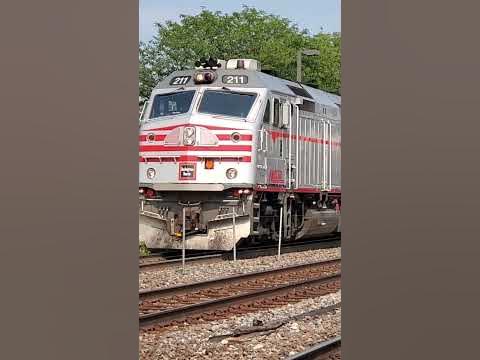 Burlington Route Heritage Unit Metra #211 Naperville Illinois BNSF Racetrack - YouTube