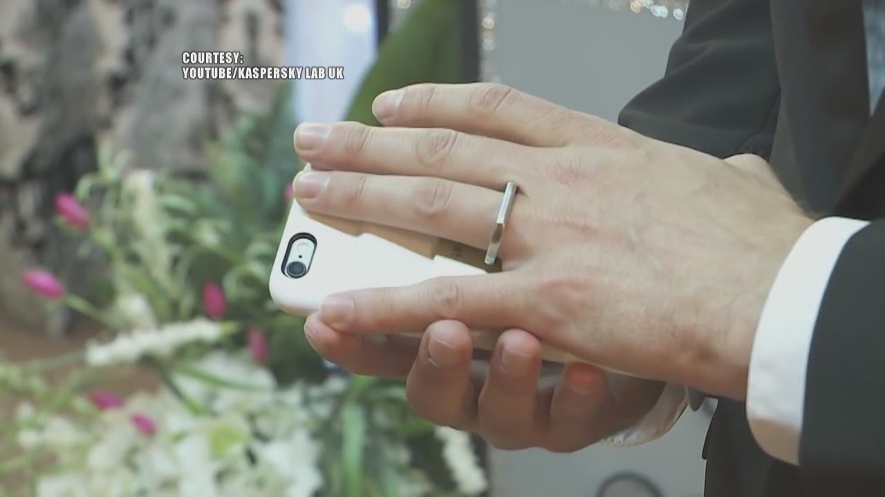Man marries smartphone at Vegas wedding chapel - YouTube