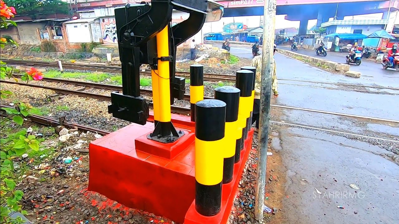 Upgrade Barrier Baru di Perlintasan Kereta Api - YouTube