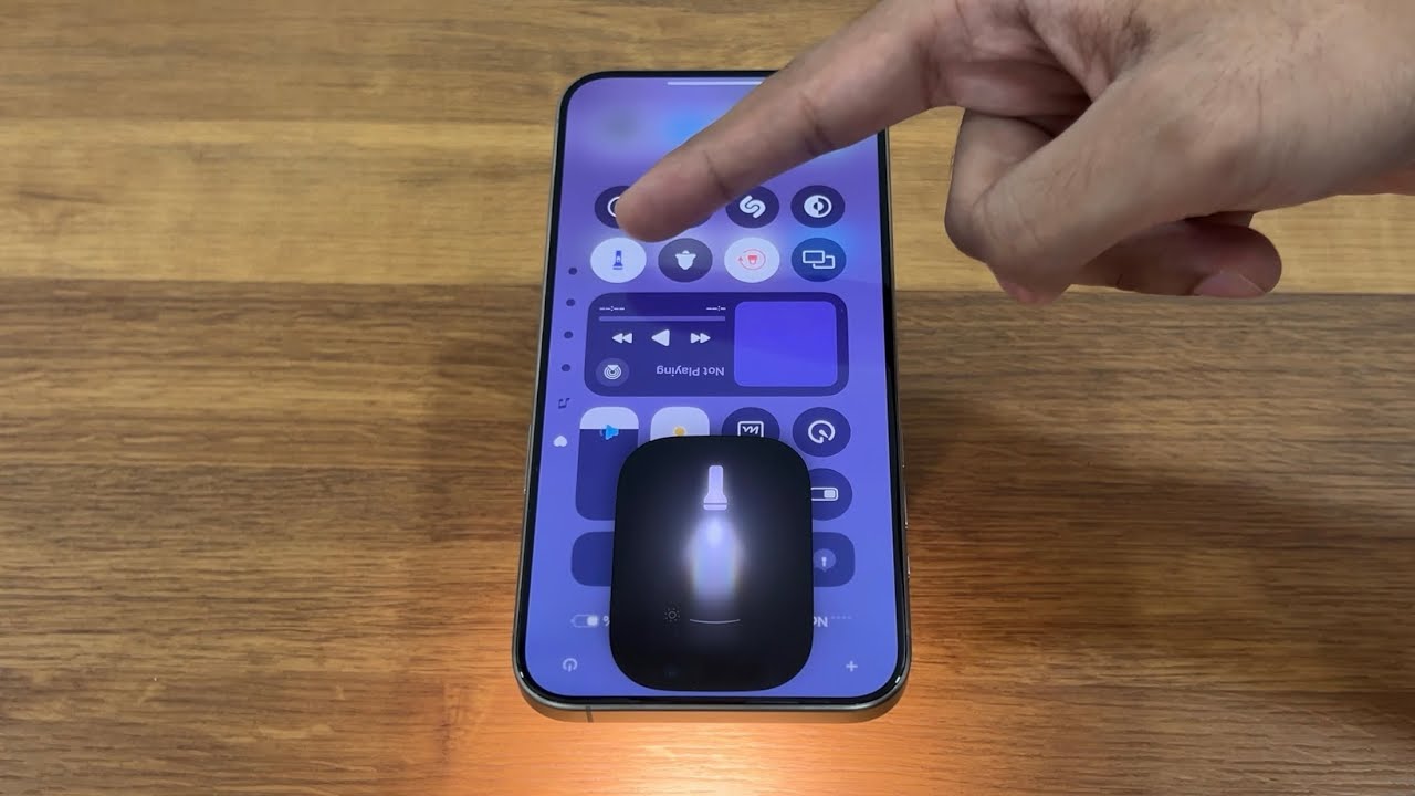 iOS 18 Beta 3 - Torch 🔦 - YouTube