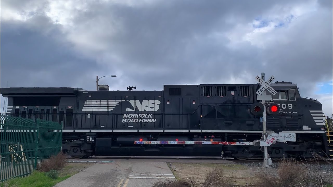 NS 4509 Leads UP Grain Train North - Calaveras Bike Trail Railroad ...