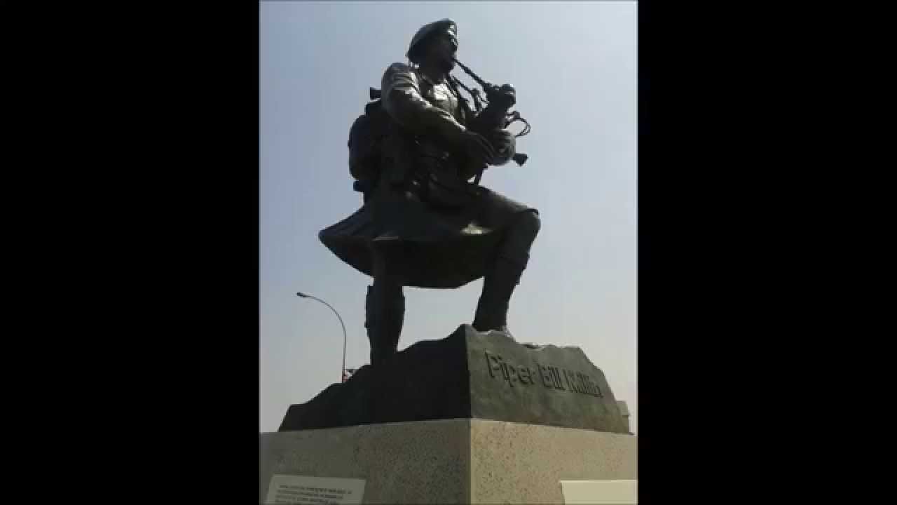 D-day Piper Bill Millin D-day tunes. - YouTube