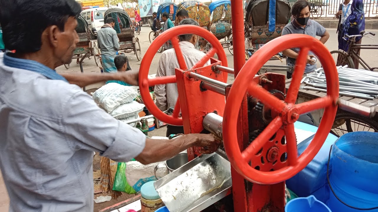 SUGARCANE JUICE: Summer Special Street Food Akher Rosh, Making By ...