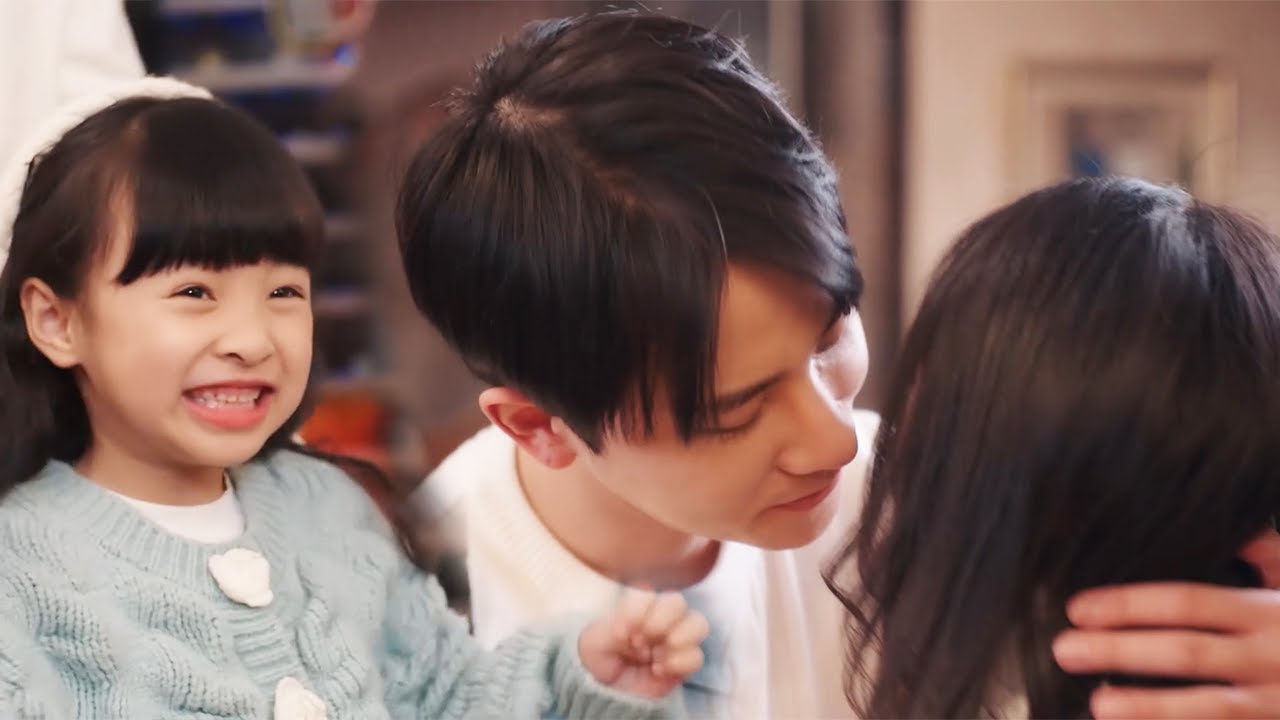 女儿神助攻！爸爸妈妈快亲亲，灰姑娘主动索吻太甜了！ | 中国电视剧 Chinesedrama【前妻别跑 Ex-Wife Stop】 - YouTube
