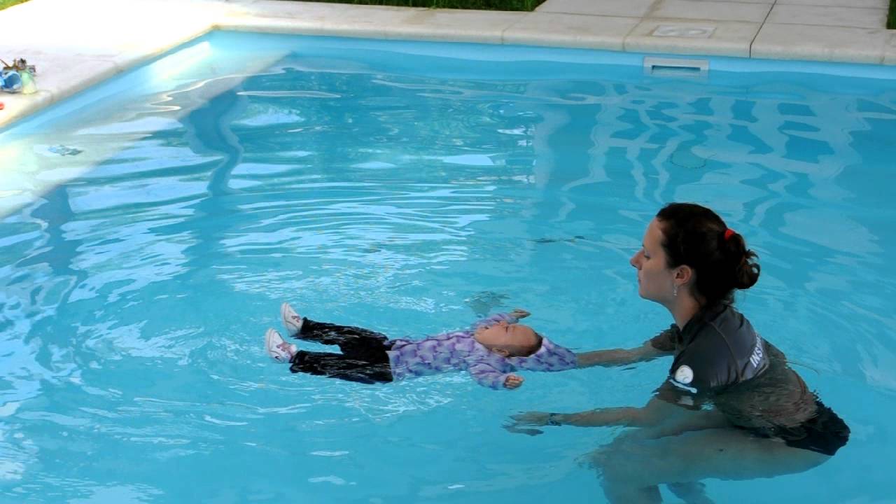 Martina nadando con ropa de invierno - ISR rosario - YouTube