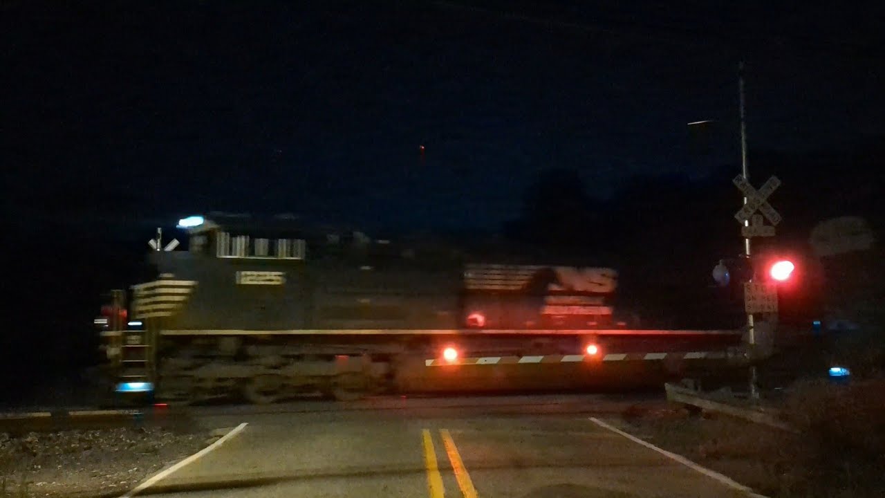 NS SD70ACe #1225 & NS ET44AC #3659 (loud rear-DPU) head west @ Romulus w/ NS 189 | 7/13/24 ...
