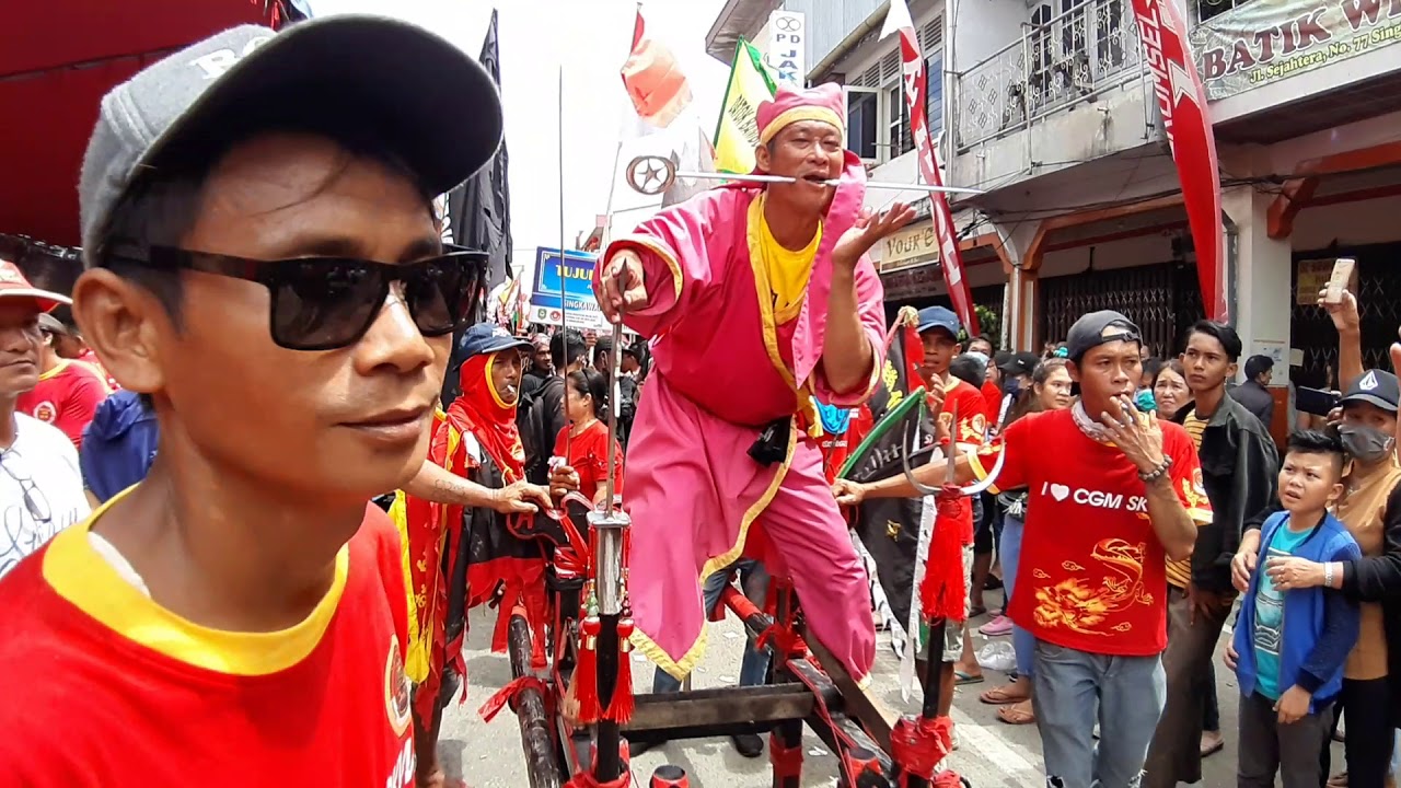 Aksi potong lidah parade Cap go meh singkawang 2020 - YouTube