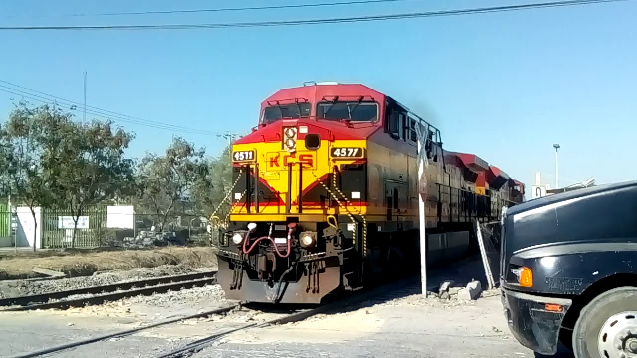 KCSM AC4400CW #4571 & SD70ACe #4093 - YouTube