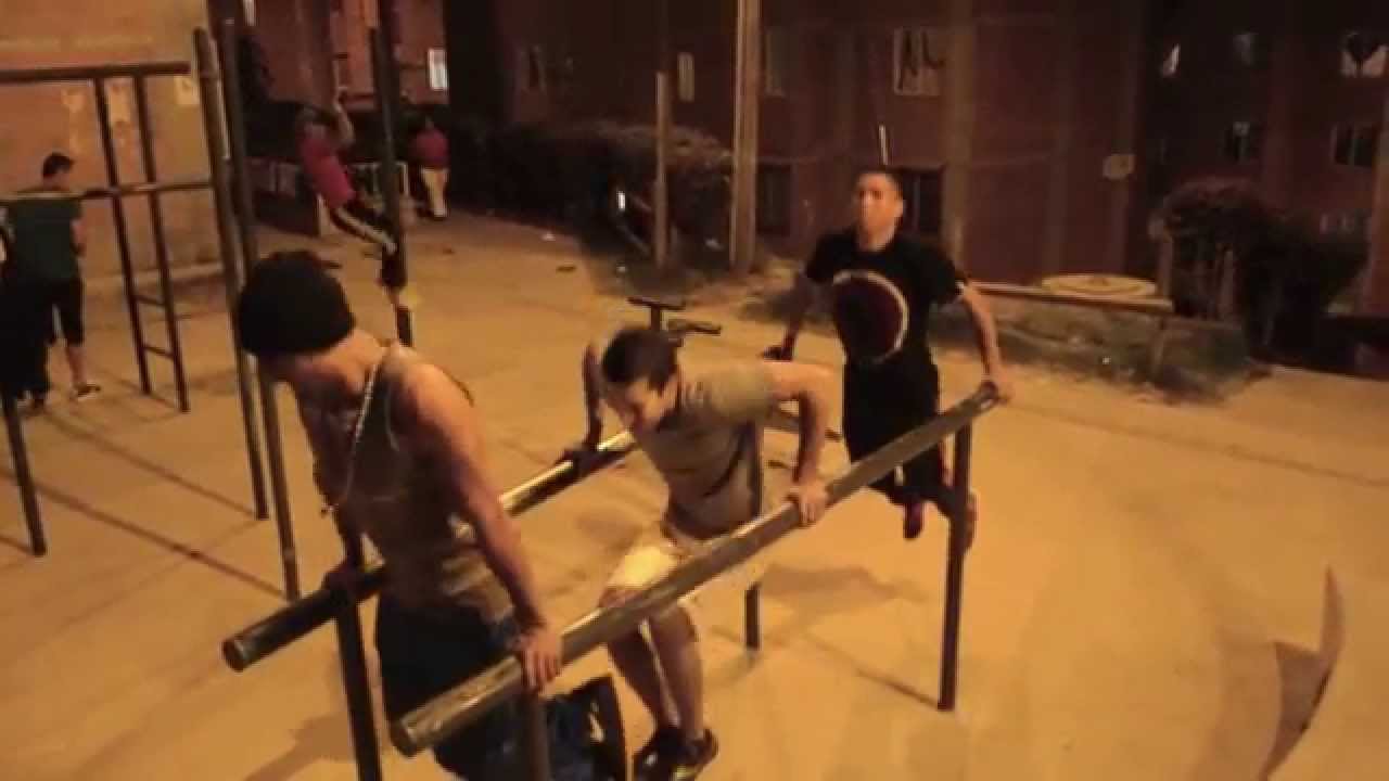 Entrenamiento en Barras, Ejercicios y Estilo Libre/Street Workout - YouTube