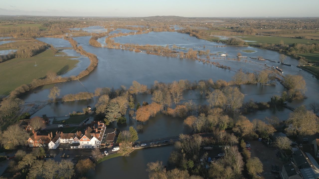 The River Thames in Flood at Sonning in January 2024 - YouTube