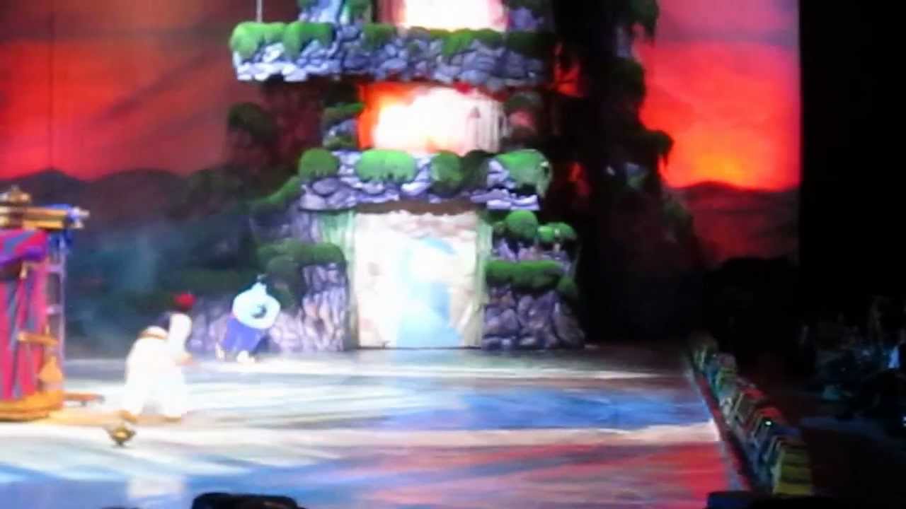 Disney on ice - Aladdin Genie Appears! - YouTube