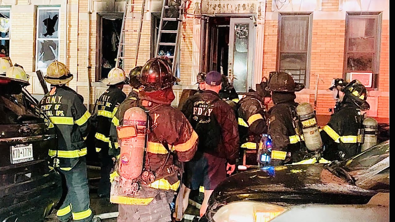 FDNY BOX 4047 - FDNY BATTLING A 4TH ALARM FIRE IN A MULTIPLE DWELLING ...