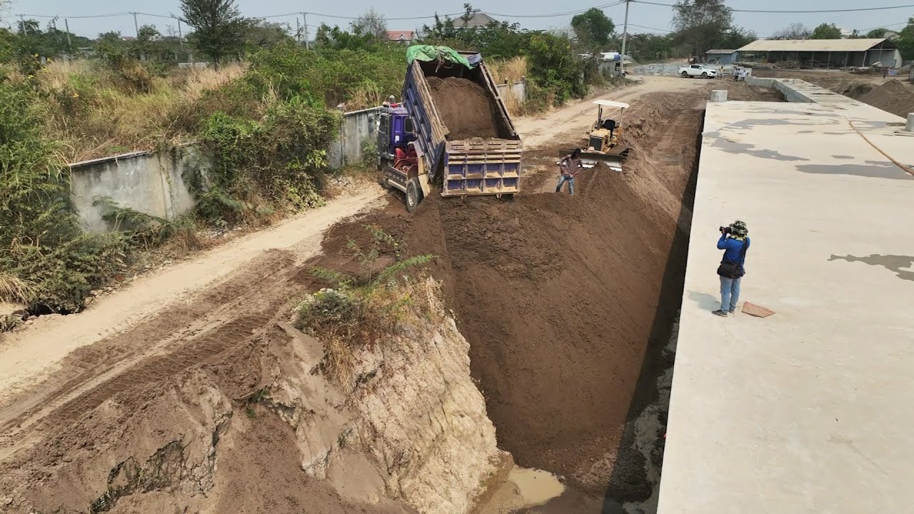 Efficient Drainage Solution: Mini KOMATSU D20P and Mini 5ton Dump Truck ...
