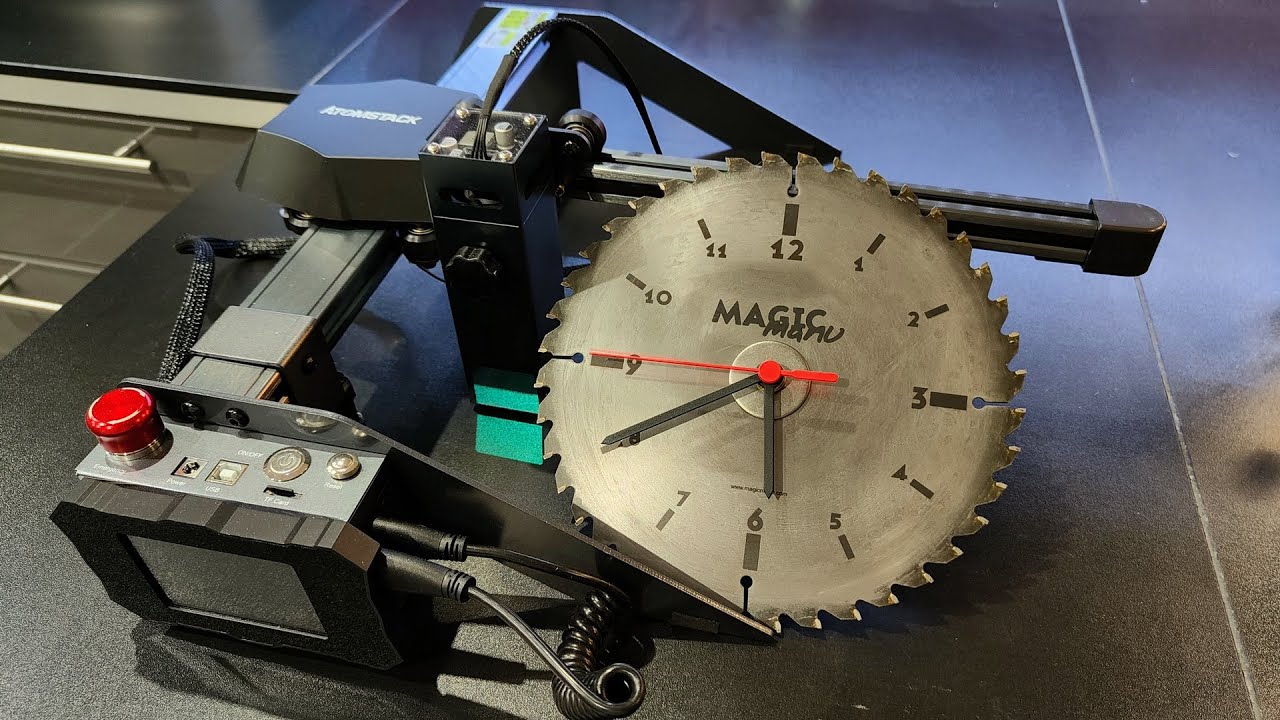 Une horloge lame de scie gravée au laser avec l'AtomStack P9 M50 - YouTube