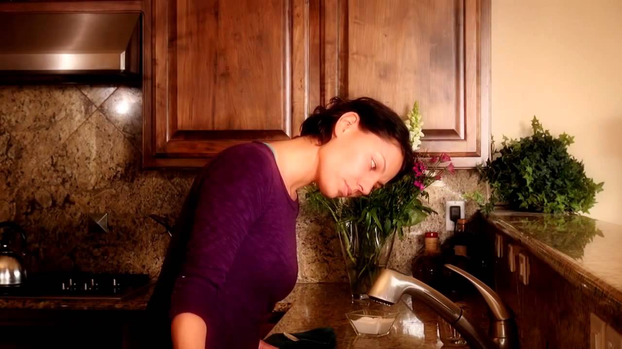 How to Use a Neti Pot or Nasal Rinse Cup - YouTube