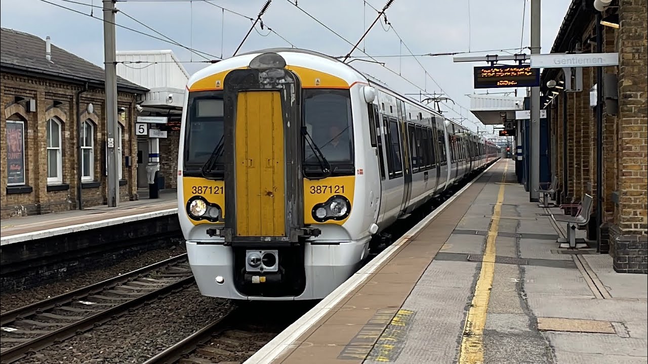 Great Northern Class 387 flying through Finsbury Park - YouTube