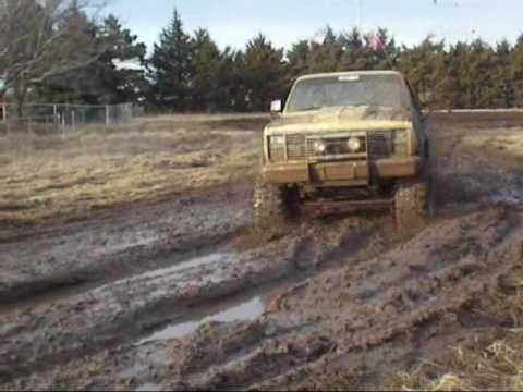 Ol Yeller Chevy SIlverado Mudding Bogging Lifted Truck - YouTube